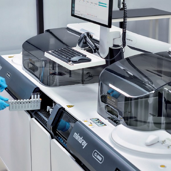 Solución integrada de química e inmunoensayo M680 - Akralab